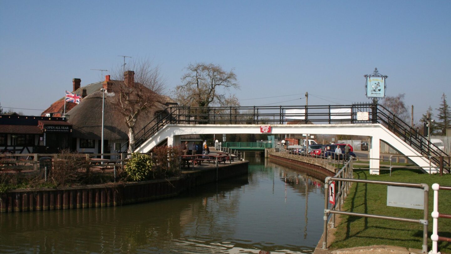 Tonbridge Rail Bridge, River Medway - The Inland Waterways Association