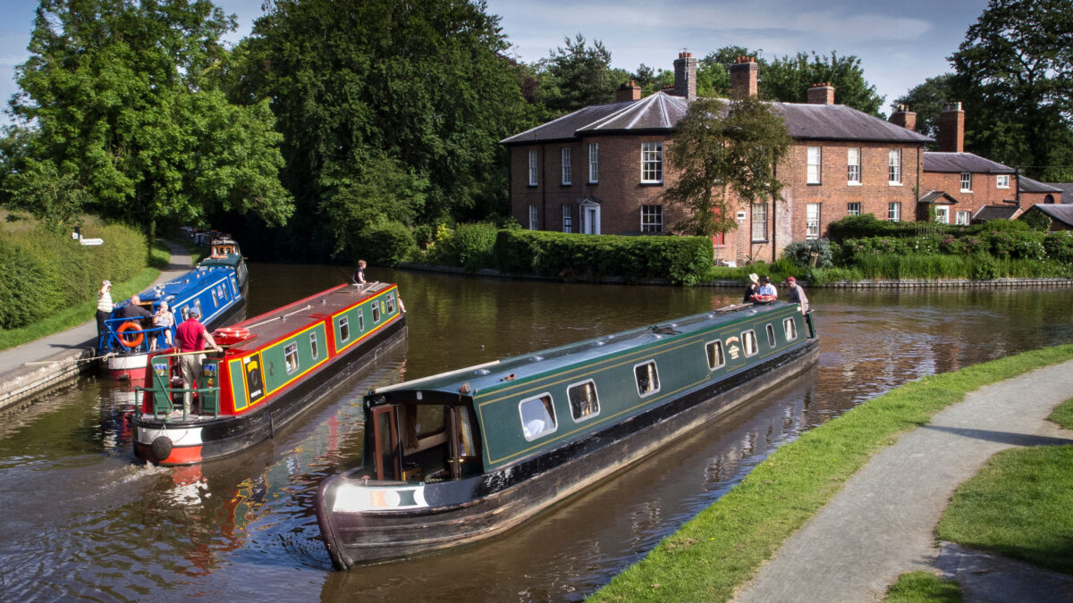 Boating on UK rivers and canals - The Inland Waterways Association