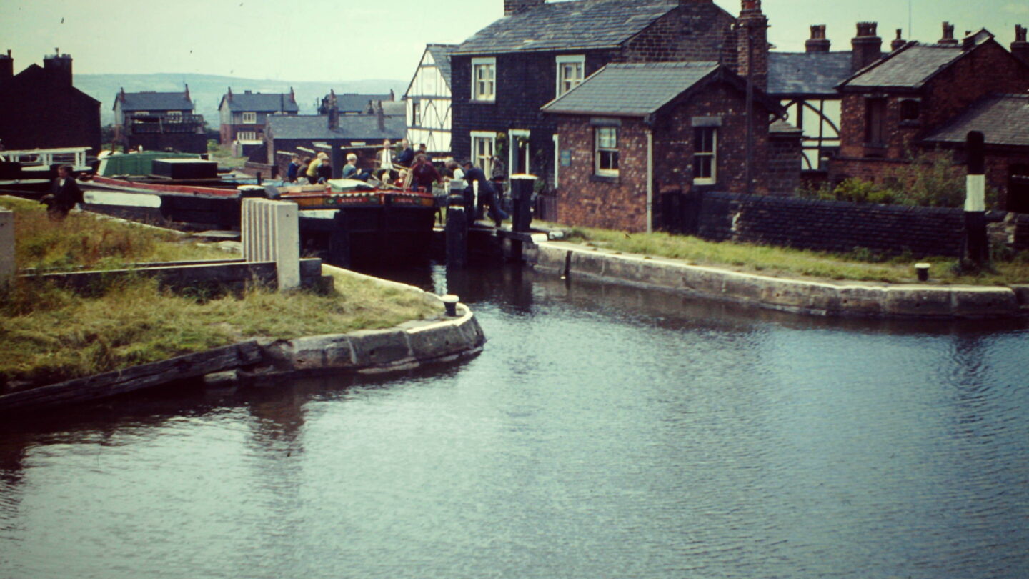 Leeds & Liverpool Canal - The Inland Waterways Association