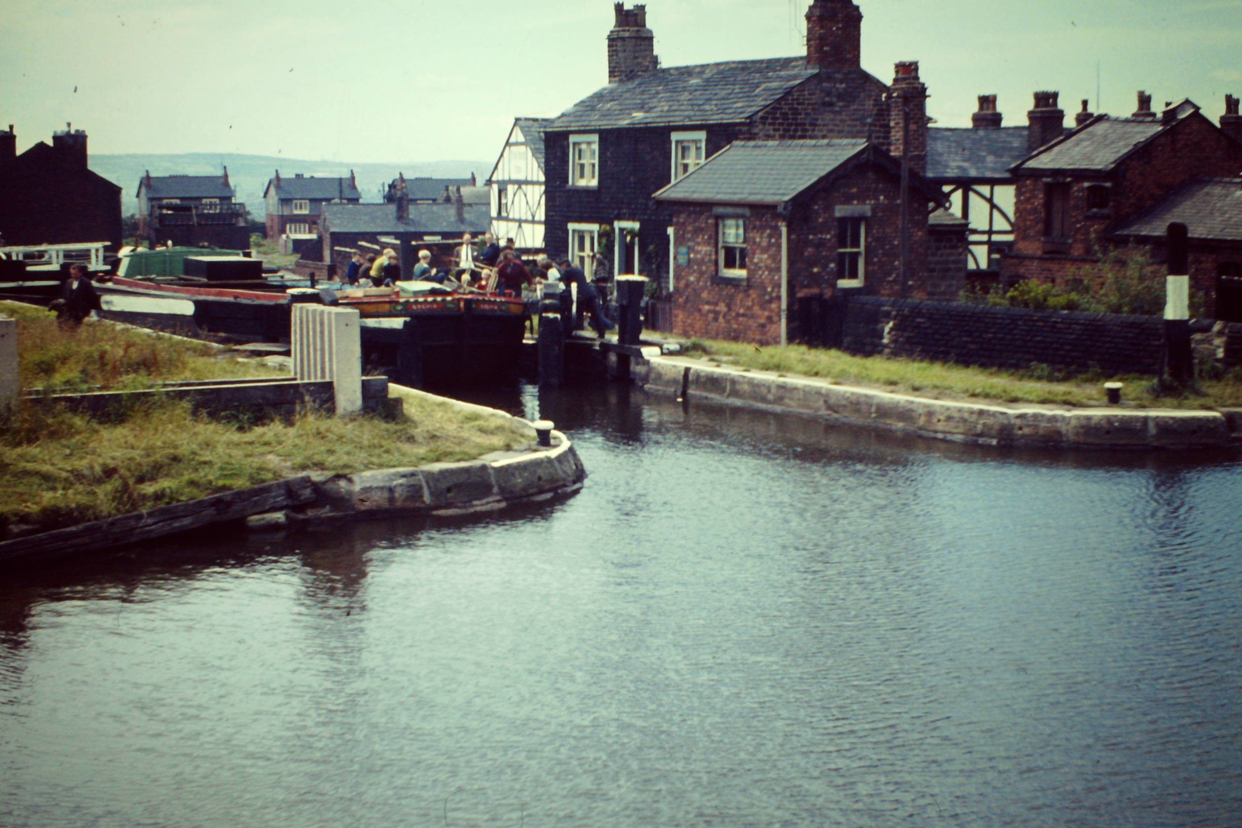 Wigan flight of locks awarded red wheel plaque - The Inland Waterways ...